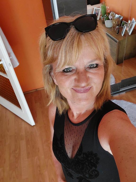 Andrea, 55 éves Budapest I. kerületi társkereső nő (218110)